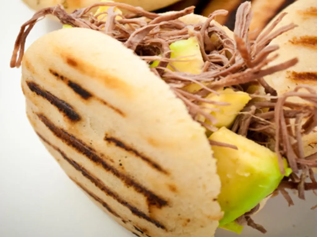 La Deliciosa Combinación De La Arepa Con Carne Mechada Y Aguacate ...